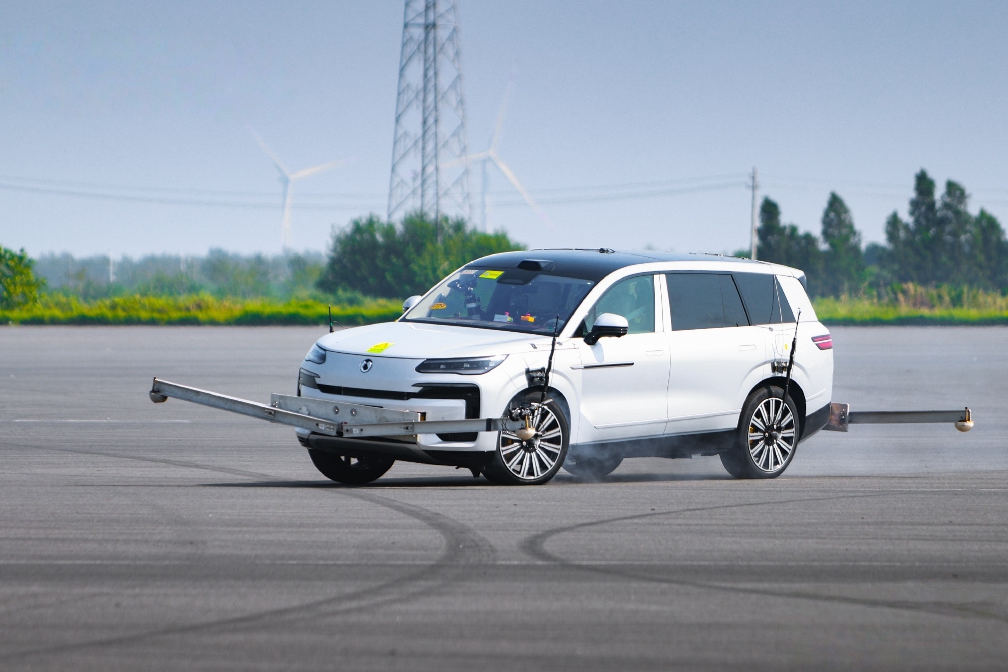 腾势N9以210km/h通过鱼钩测试刷新世界纪录-新浪汽车