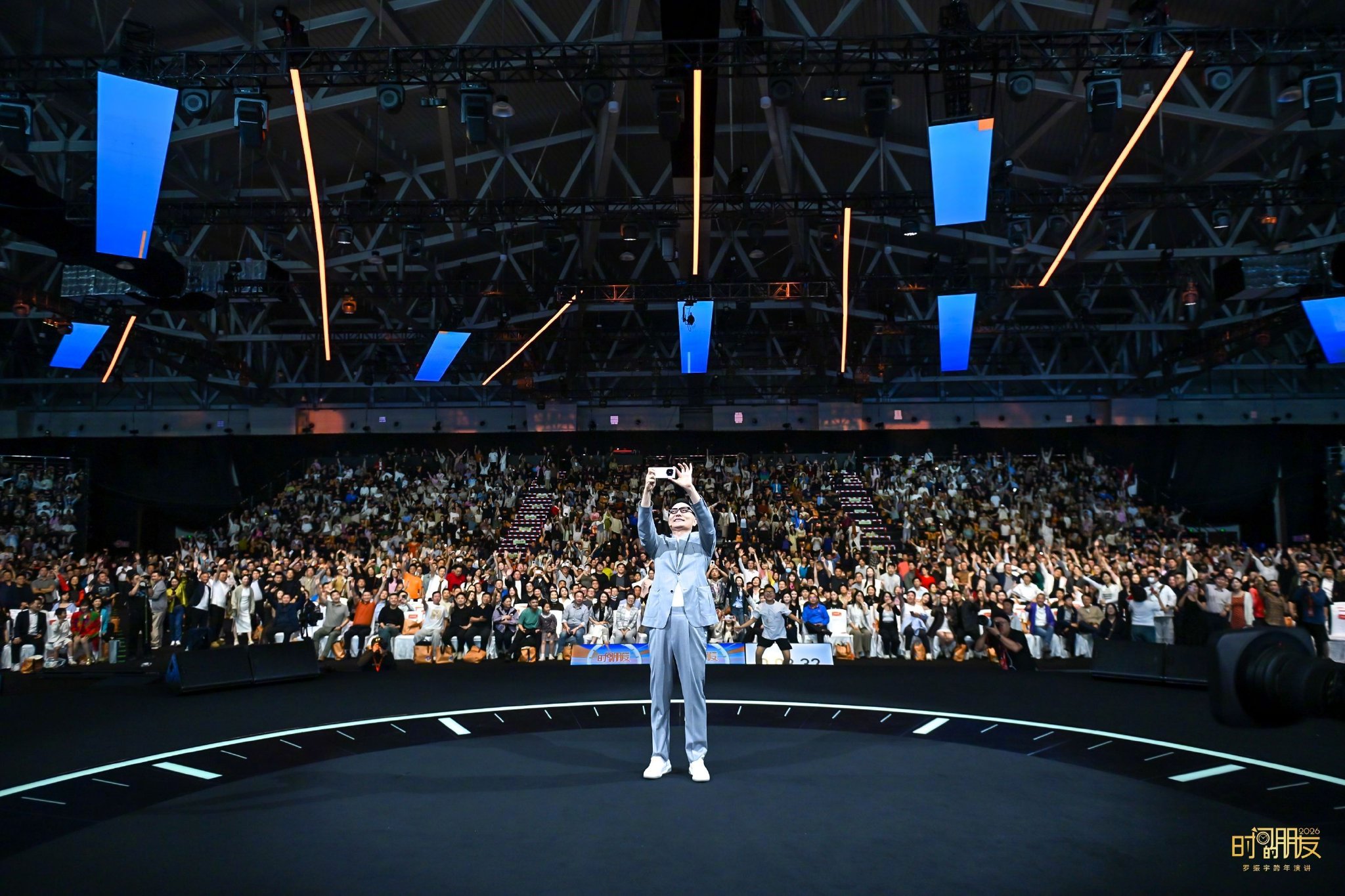 罗振宇跨年演讲预判AI未来，现场送三亚旅游规划|罗振宇|AI|三亚市|海南省|跨年|三亚|旅游|演讲|规划|旅游攻略|购物|现场观众|主题_新浪新闻