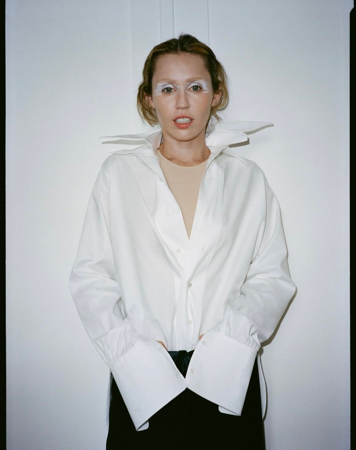 Miley Cyrus为Maison Margiela拍摄广告新图引热议