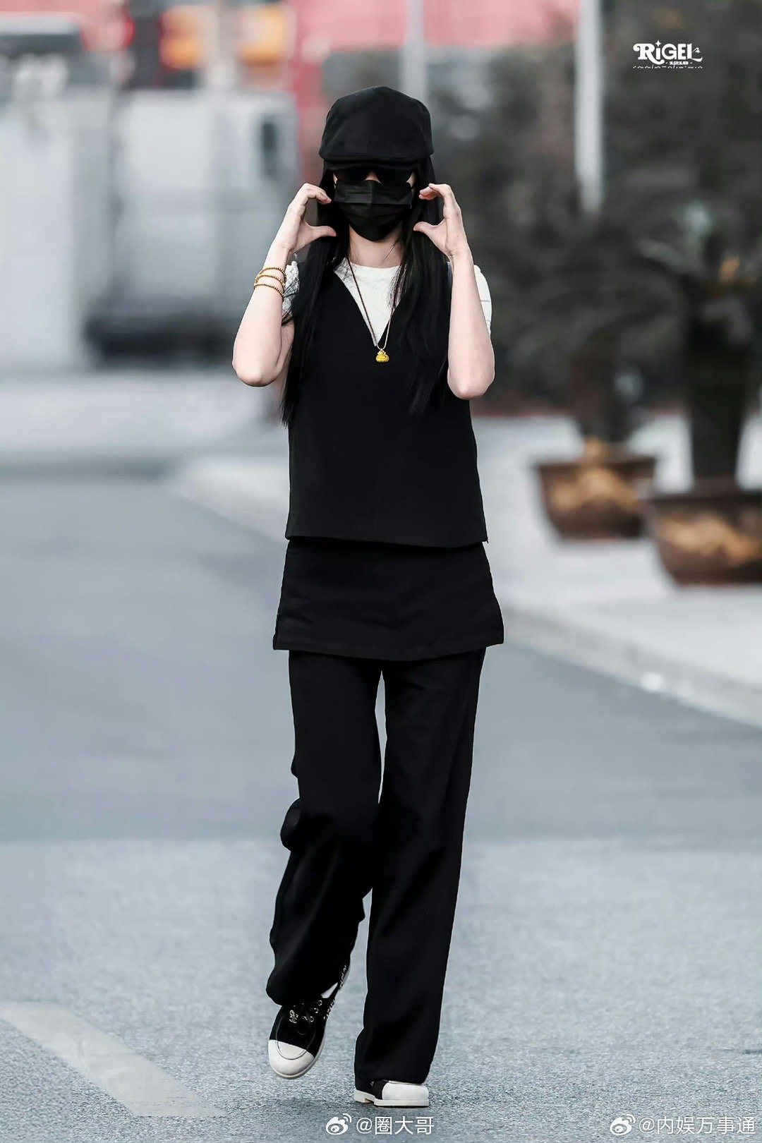 虞书欣拿小卡与粉丝换手机壳