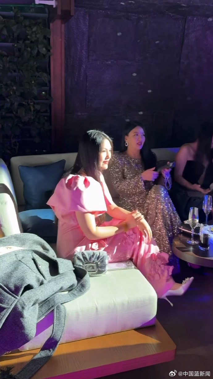 李湘王诗龄出席活动，李湘明显消瘦|李湘|王诗龄|Angela_新浪新闻