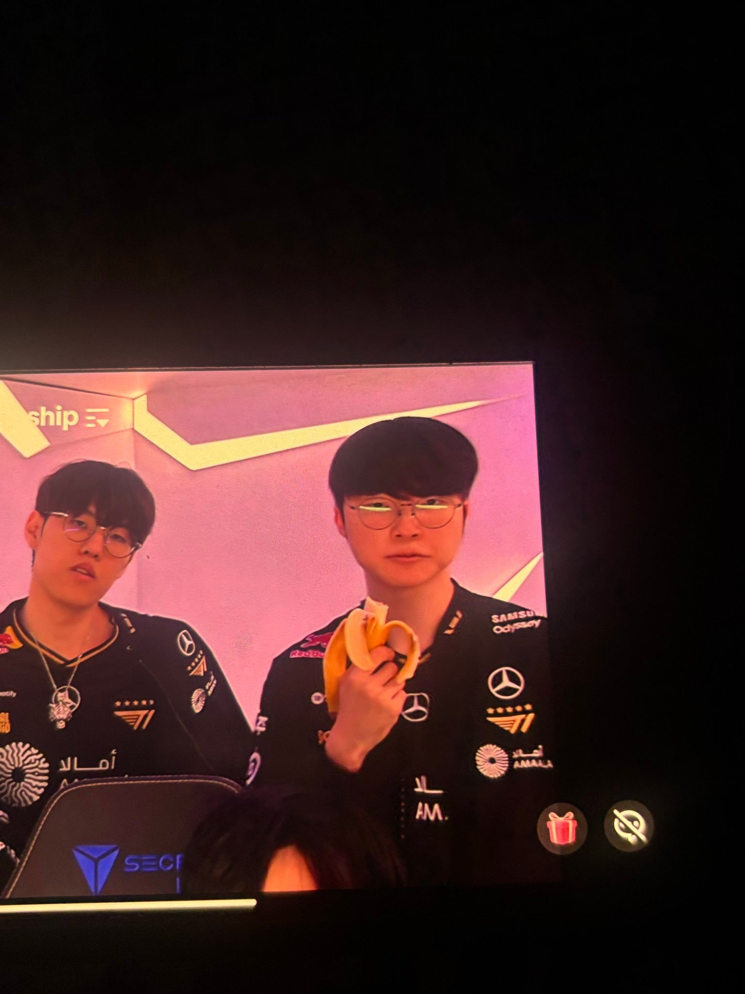 Faker赛前淡定吃香蕉，T1对决KT战歌响起|Faker|T1|总决赛_新浪新闻