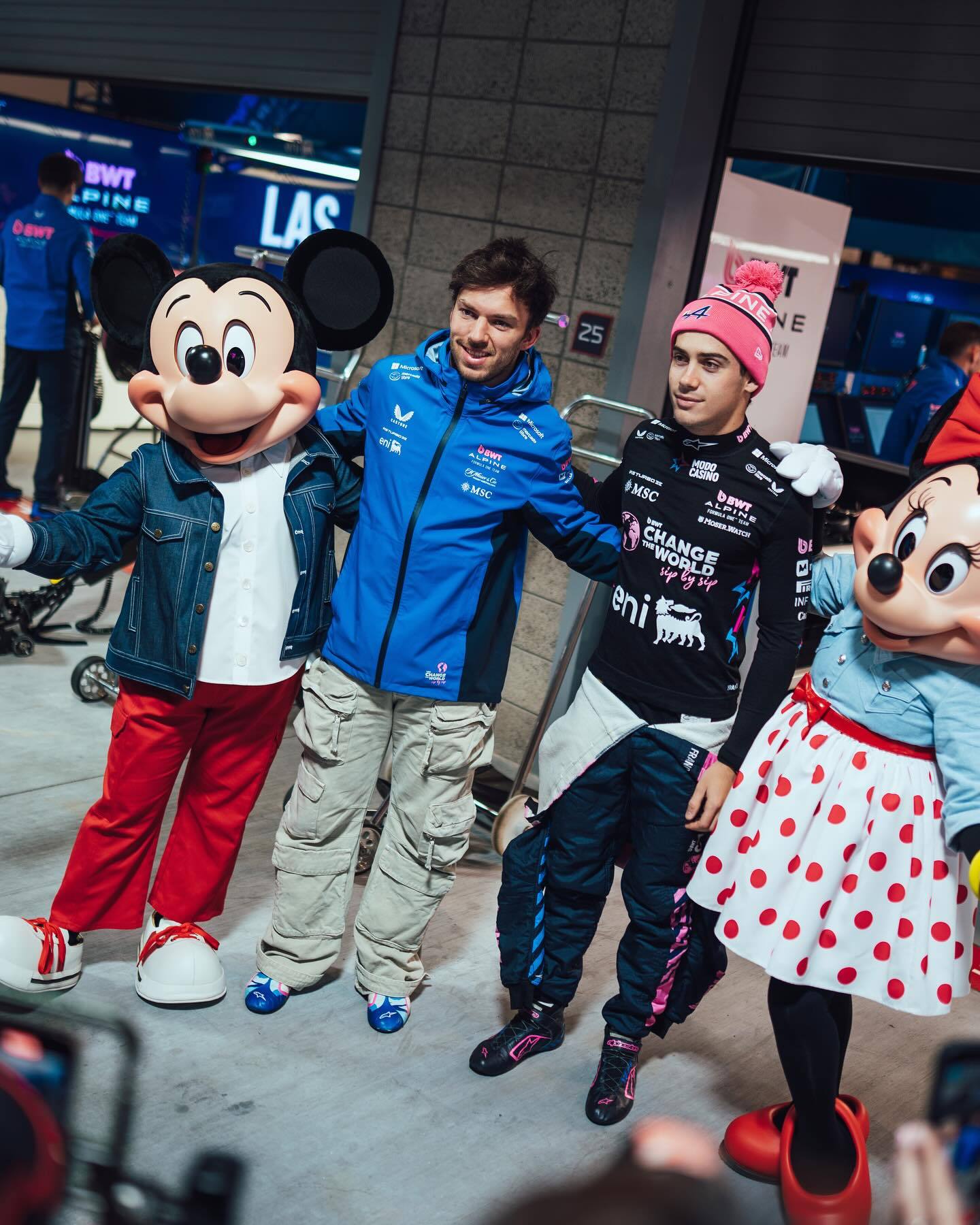 米奇米尼造访Alpine车队，亮相2025F1拉斯维加斯大奖赛|大奖赛|拉斯维加斯|米奇_新浪新闻