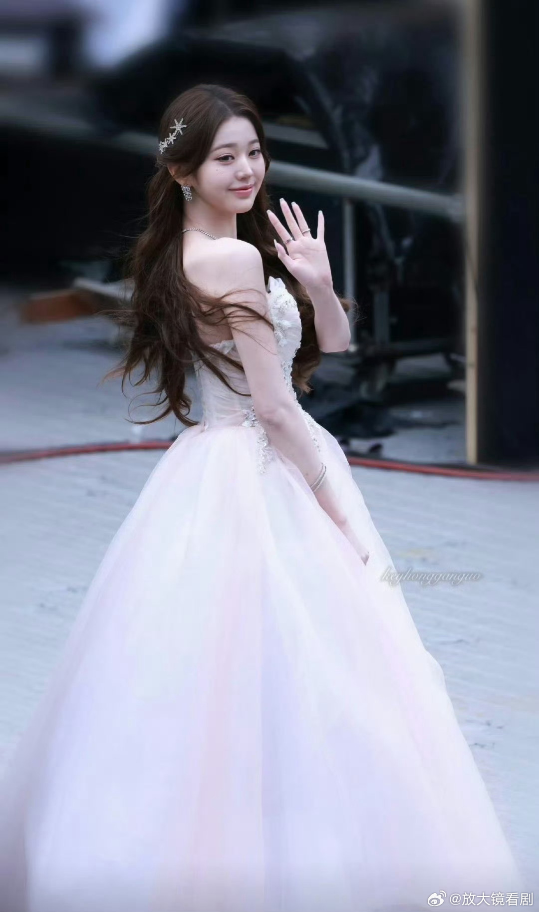 IU张元英亮相AAA红毯，双生女神同框