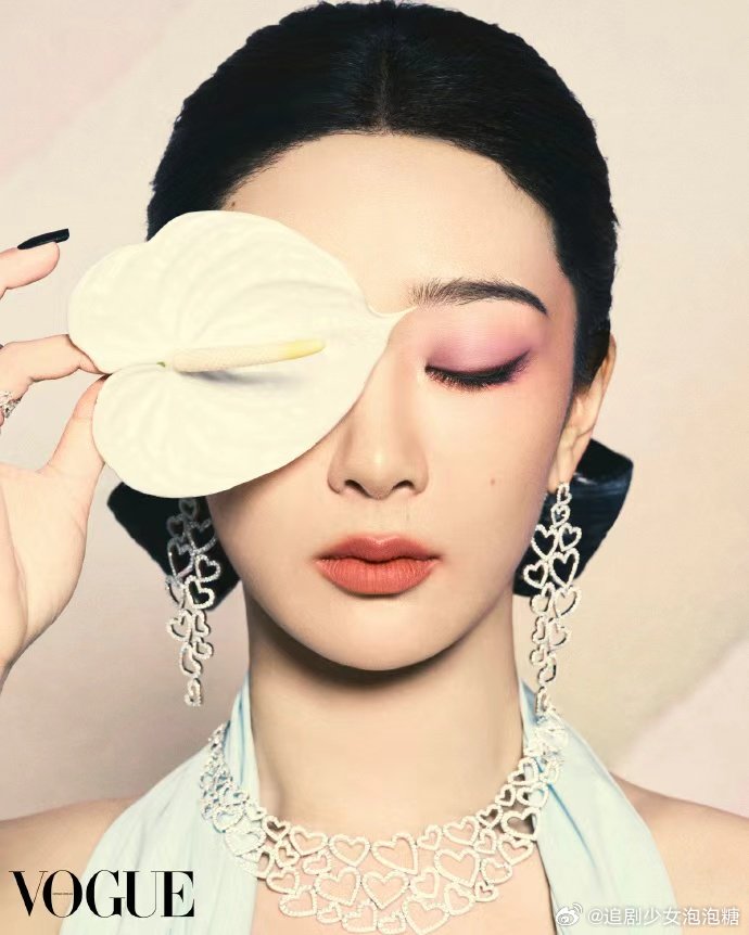 杨紫登港版vogue封面演绎东方古典美学