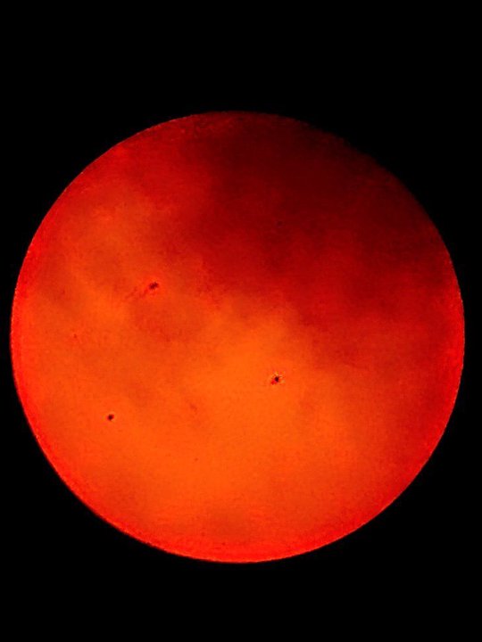 凯文哈伯德使用谷歌手机拍摄到太阳黑子|天文|天文学|天体|行星|微博_新浪新闻