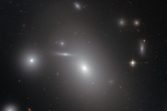 沉睡的巨型NGC 4889