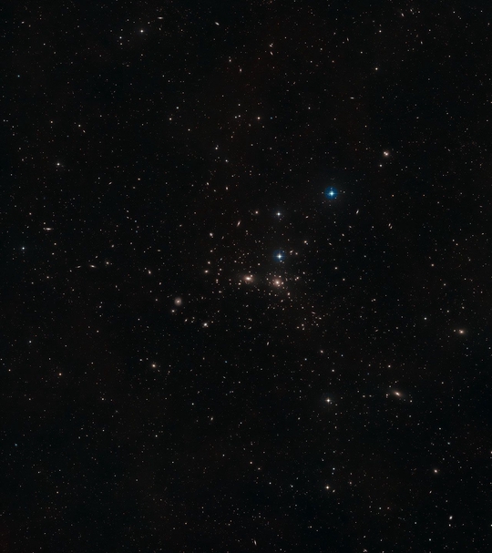 NGC 4889的宽视场视图（地面视图）