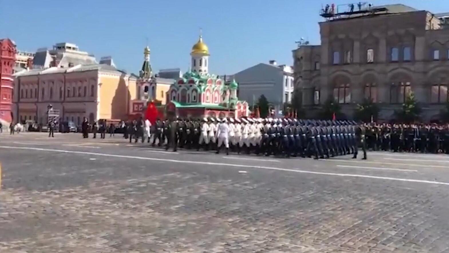 解放军一边齐步走，一边歌唱《强军战歌》，惊艳亮相莫斯科红场！_新浪新闻