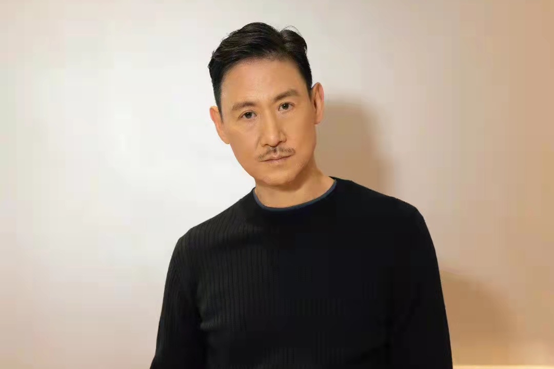 61岁张学友新片造型曝光！时隔6年重返影坛，网友：重出江湖了！|海关战线|张学友|影坛_新浪新闻