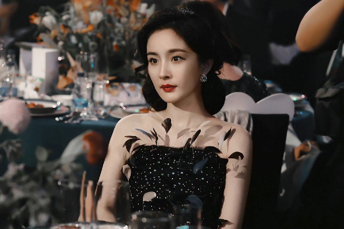 芭莎慈善夜槽点不断，杨幂凭借复古时髦造型，成功拉高了晚宴档次|芭莎|晚宴|杨幂_新浪新闻