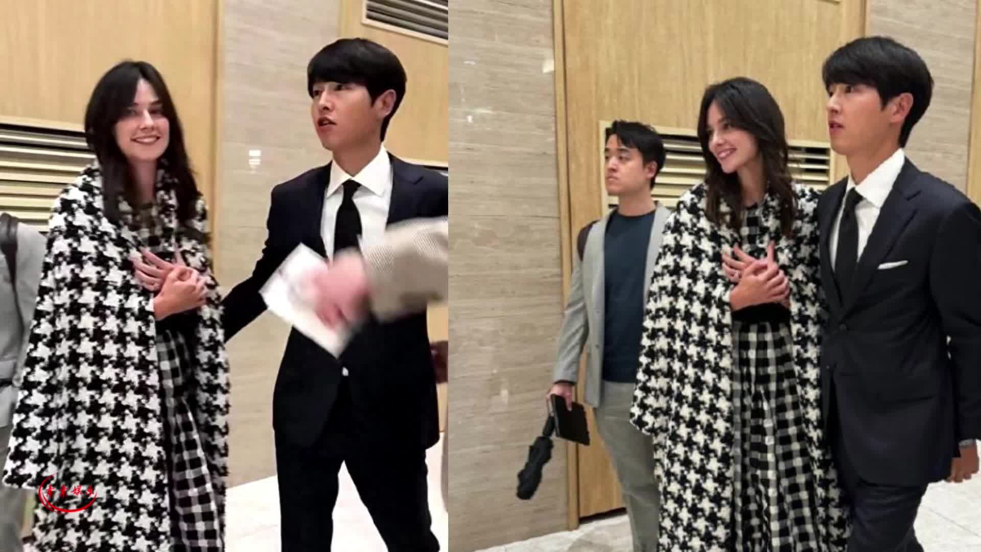 宋仲基带妻子凯蒂参加妹妹婚礼，产子4个月后的凯蒂身材恢复苗条_新浪新闻