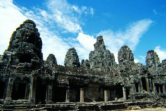 它是柬埔寨国宝，世界文化遗产，与长城齐名，有人10年间去了7次|柬埔寨|吴哥窟|世界文化遗产_新浪新闻