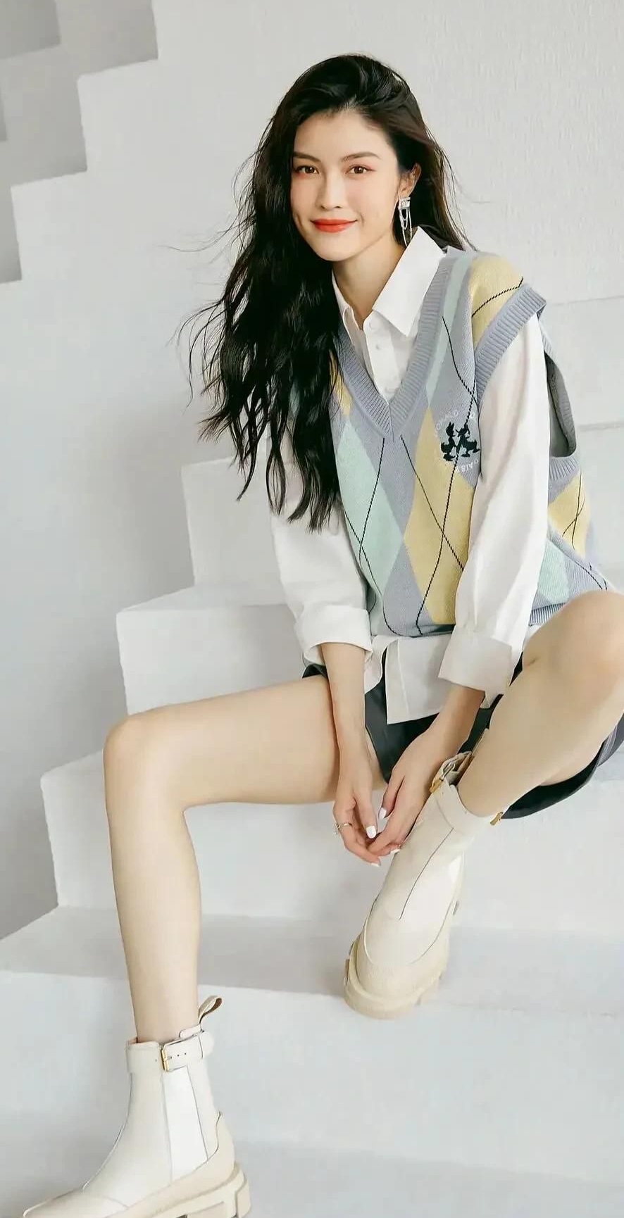 何穗身姿窈窕俏丽写真，优雅迷人！