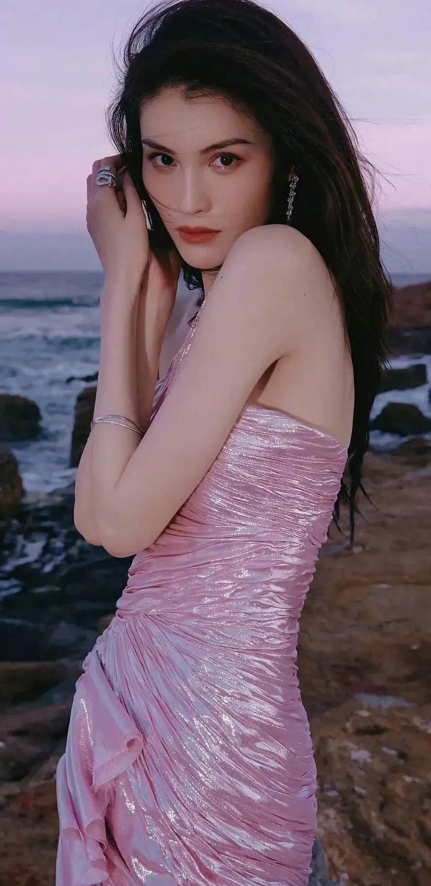 何穗身姿窈窕俏丽写真，优雅迷人！