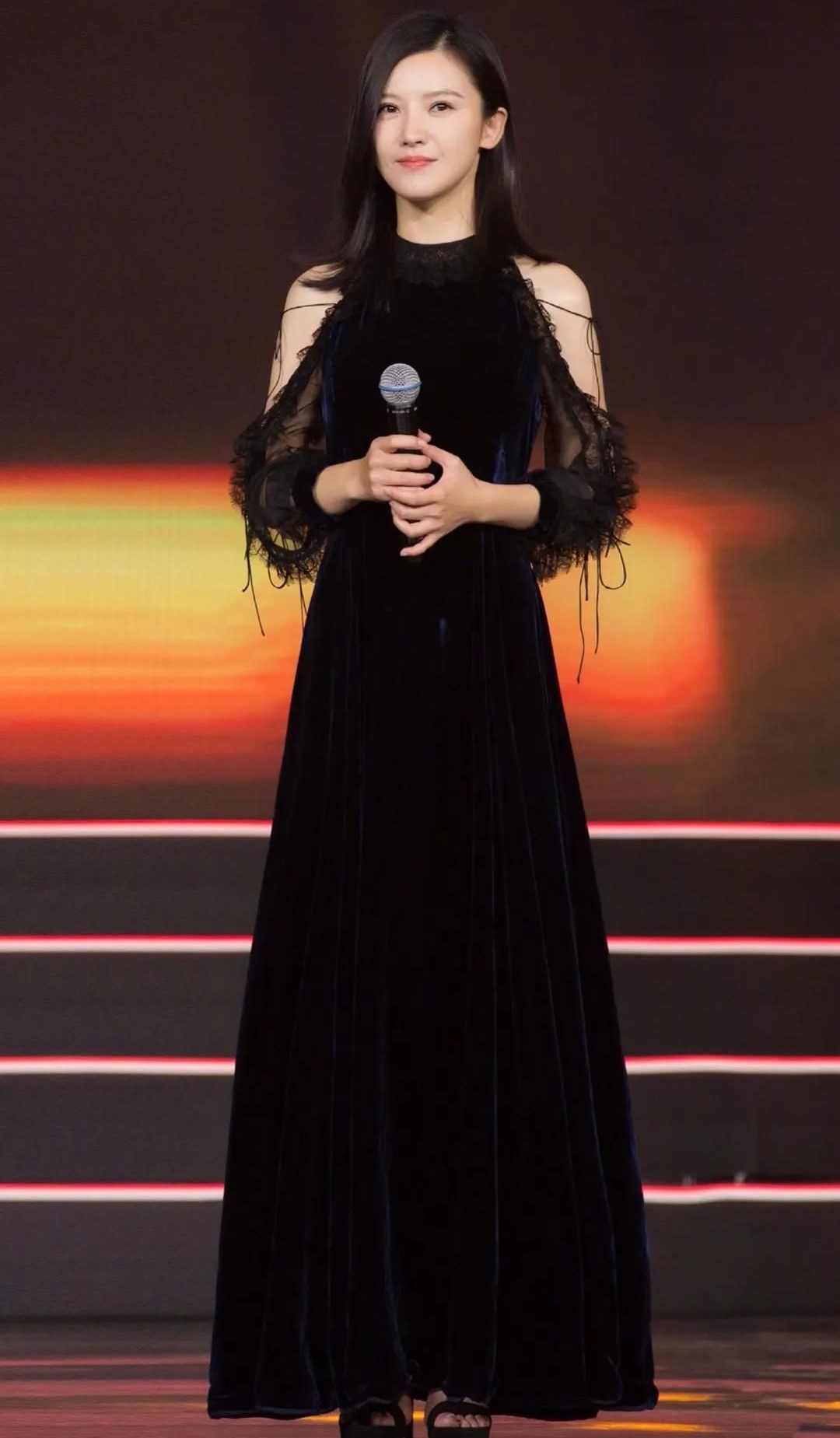 杨子珊粉嫩佳人优雅写真，时尚俏丽！