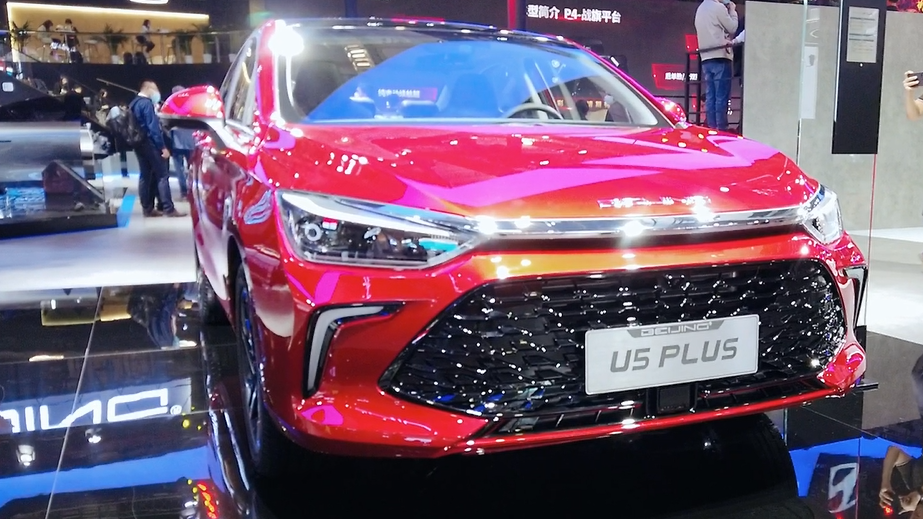 北汽U5 PLUS亮相上海车展，10万内高品质家轿新宠|汽车资讯|汽车视频|新能源_新浪新闻
