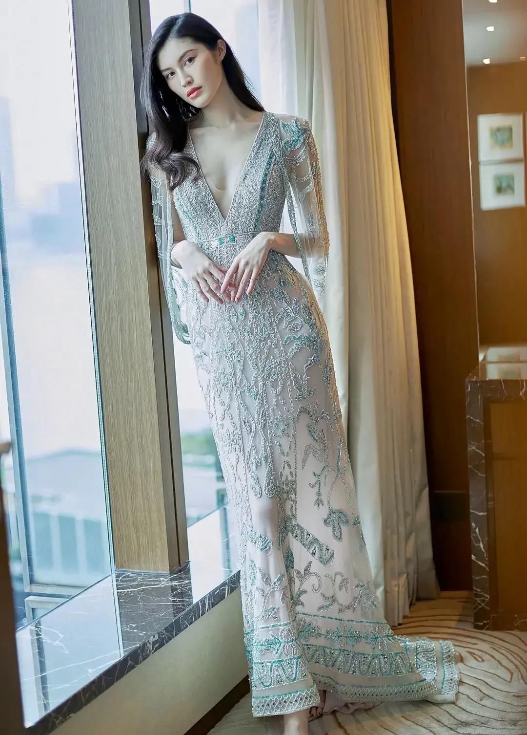 何穗高清美艳可人写真，优雅迷人！