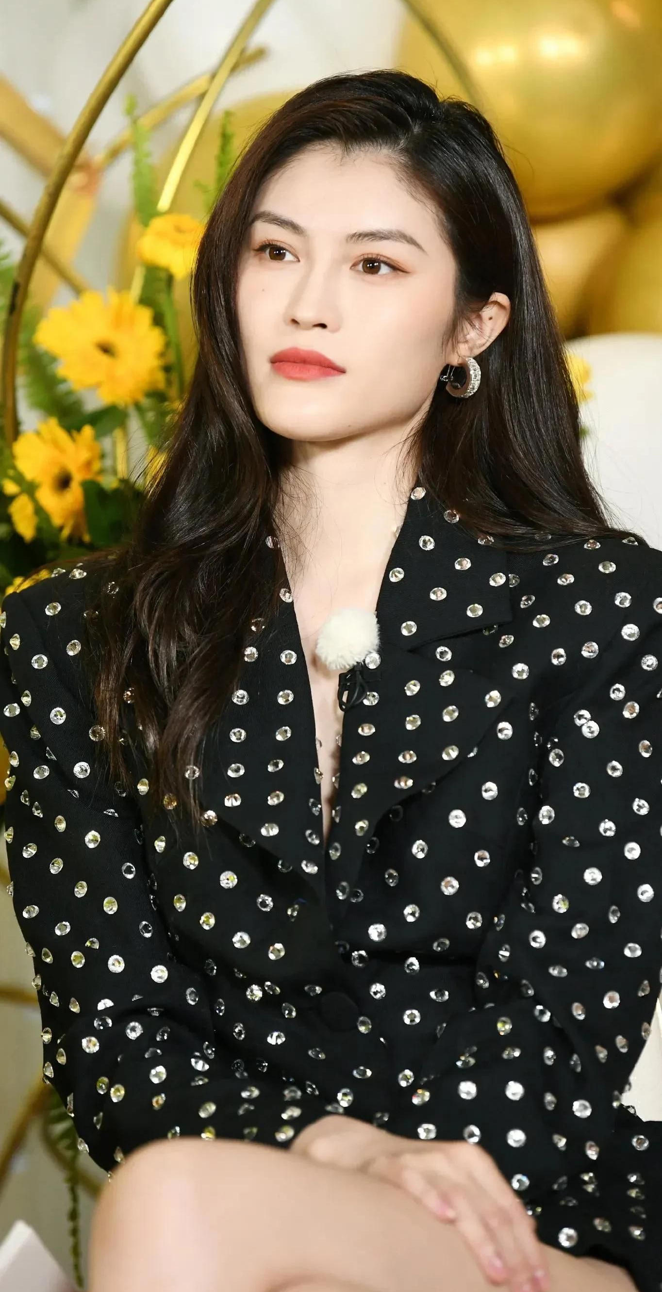 楚楚动人，肤白貌美的何穗，魅力无限的写真照！