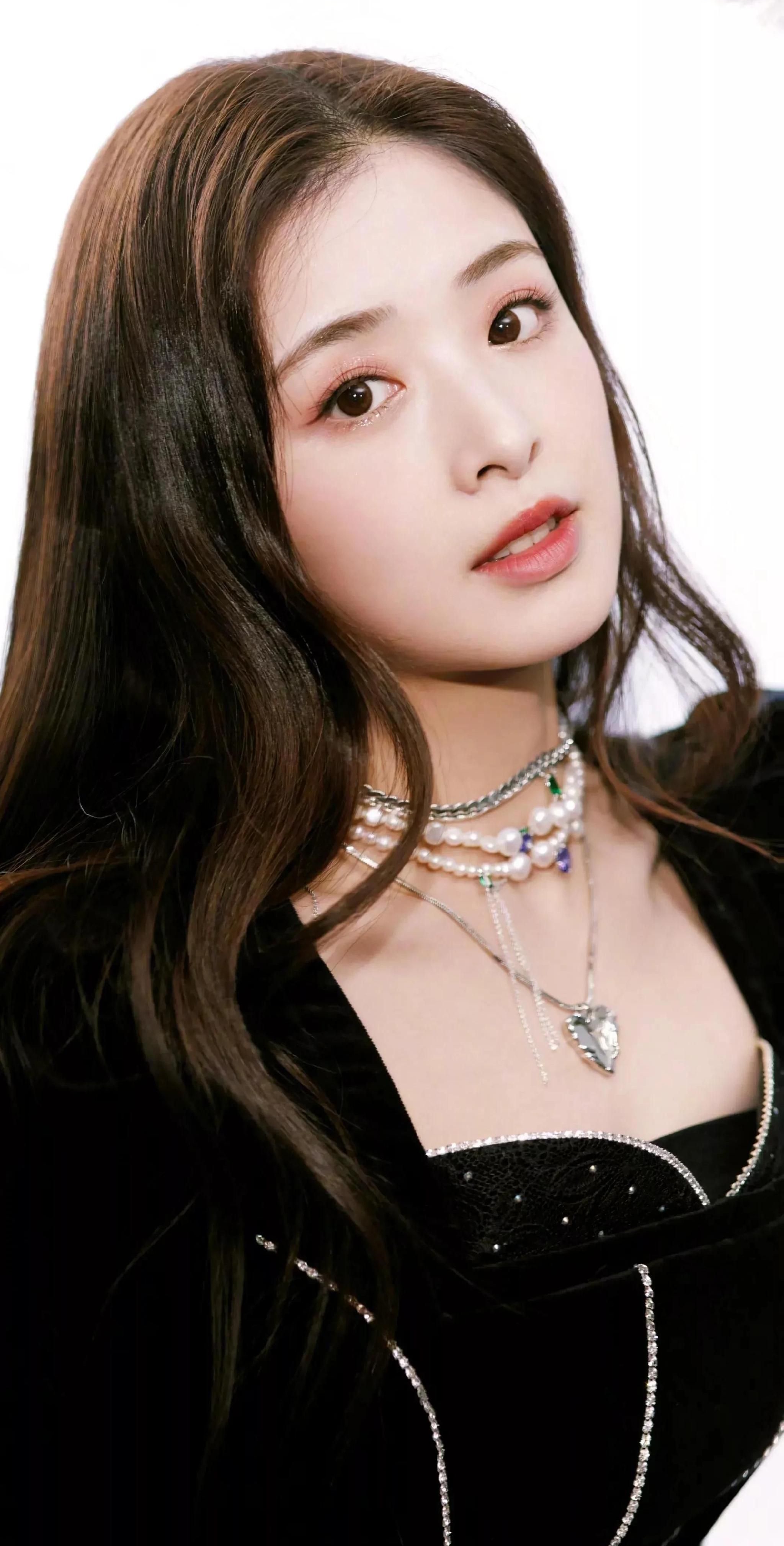 温婉秀雅的张含韵，美艳动人，清纯绝美的写真照！