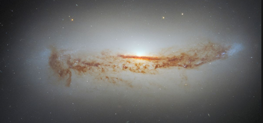 哈勃望远镜下的天体之眼：棒旋星系光芒明亮 宇宙尘埃散落