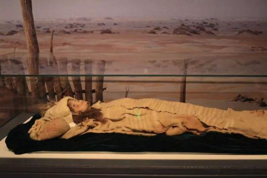 沙漠挖出4000年前的“女尸”，至今不腐不朽，专家提取DNA后懵了|楼兰|女尸|小河_新浪新闻
