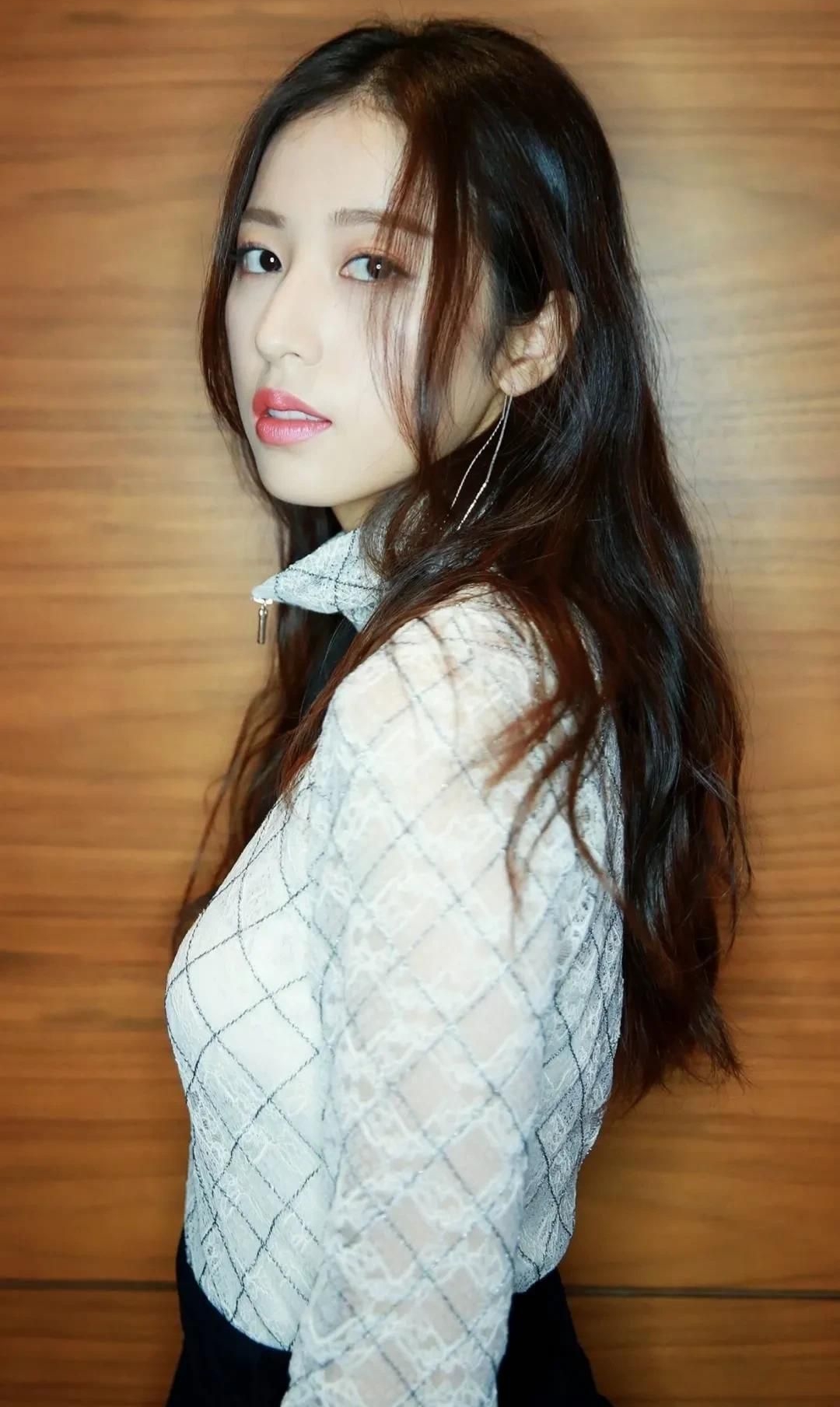 周雨彤时尚飒爽美艳写真，优雅迷人！