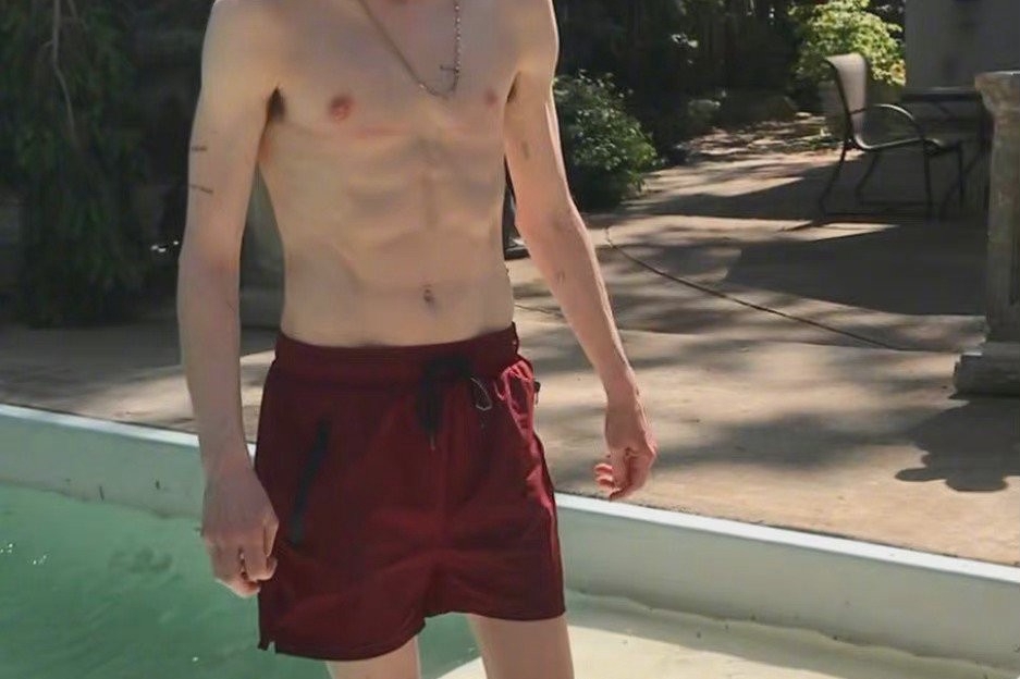 萝莉变帅哥！盗梦空间曾经的女主演再发新照，现在是个帅小伙|佩吉|伞学院|盗梦空间_新浪新闻