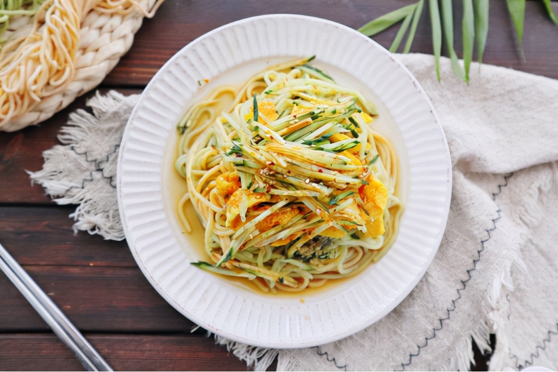 没食欲就吃的蒜汁捞面，河南经典，筋道又爽口|蒜汁|捞面|步骤_新浪新闻