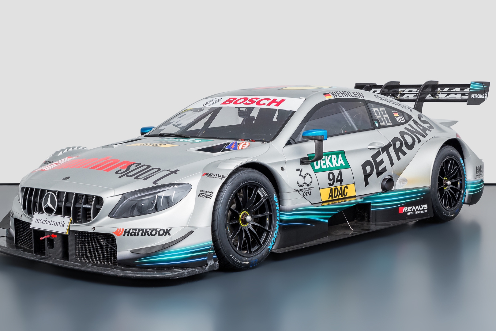 只需150万美元！就可以拥有AMG C63 DTM赛车啦-新浪汽车