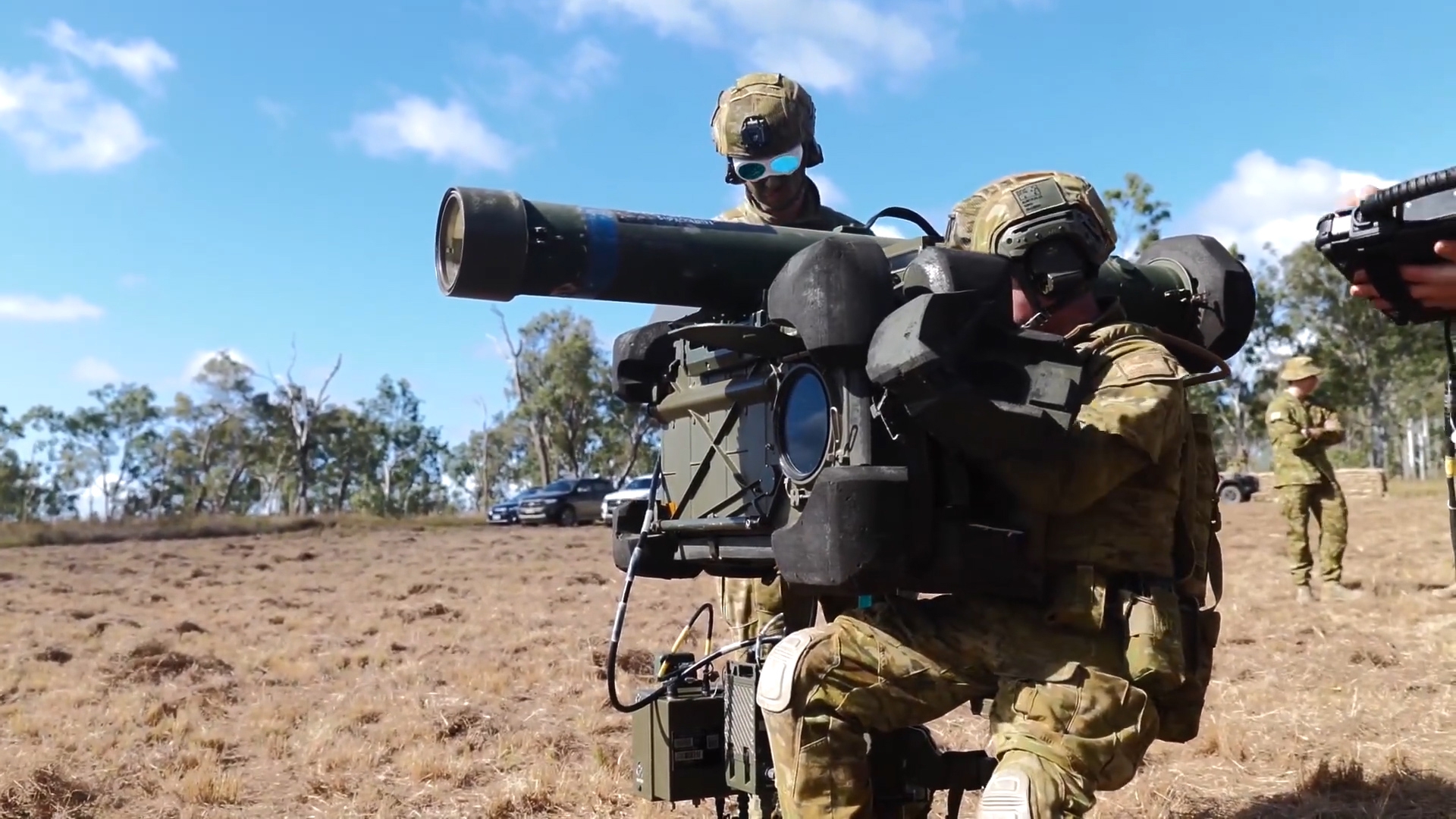 澳大利亚国防军士兵在军演中，模拟发射RBS-70防空导弹系统！_新浪新闻