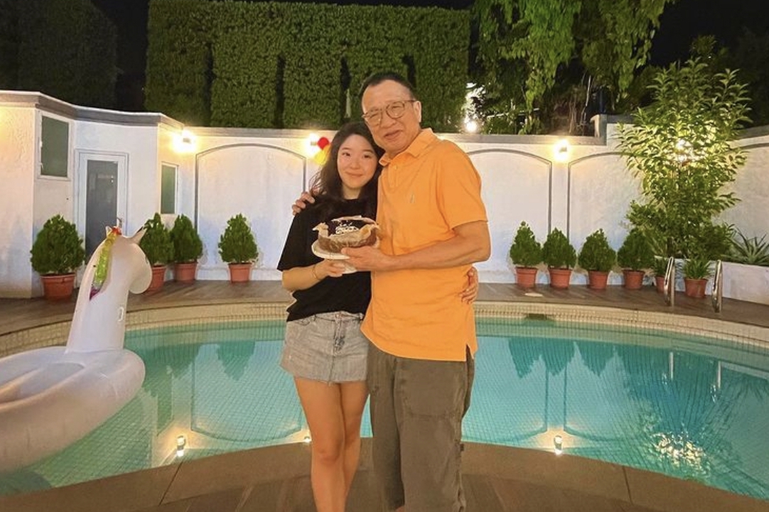 许绍雄居家庆祝73岁生日，复式豪宅曝光，花园能容纳数十人开派对|许绍雄|豪宅|花园_新浪新闻