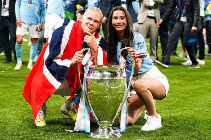 哈兰德女友现身欧冠，陪曼城帝星庆祝！大长腿抢眼，身材太绝了|哈兰德|曼城|伊莎贝尔_新浪新闻