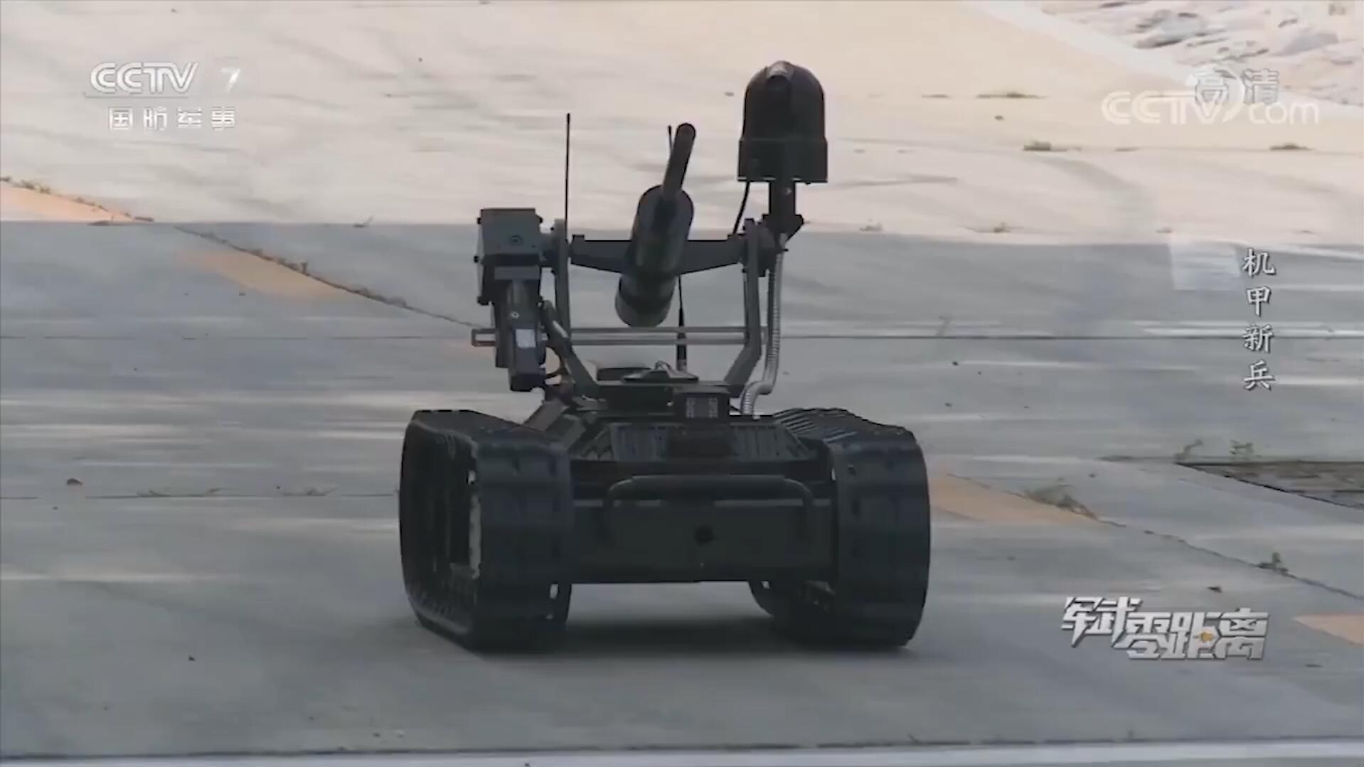 解放军小型无人战车曝光，身背机枪爬坡越岭，城市战更具优势！_新浪新闻