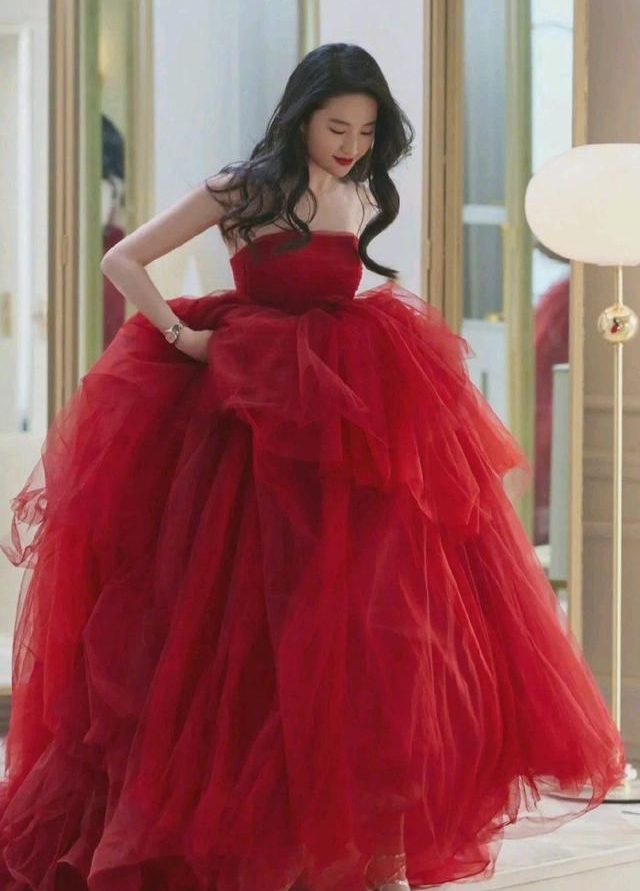 刘亦菲真是天仙下凡，气质温婉，美丽惊艳！__财经头条