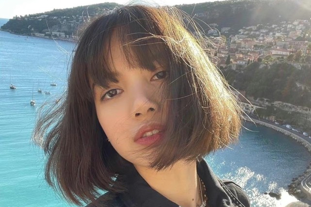 Lisa晒巴黎度假照，紧急结束打歌前往时装周，公司却不让出席|时装周|度假|专辑_新浪新闻