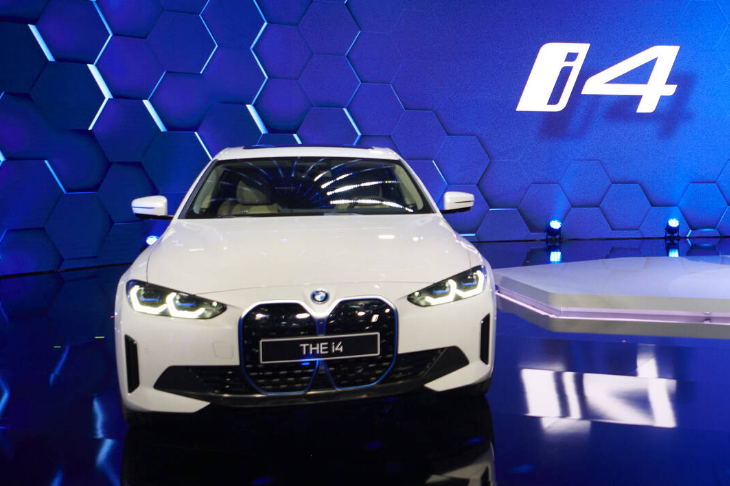 宝马i4实车曝光，续航600km+4秒破百，第二季度或将首发-新浪汽车