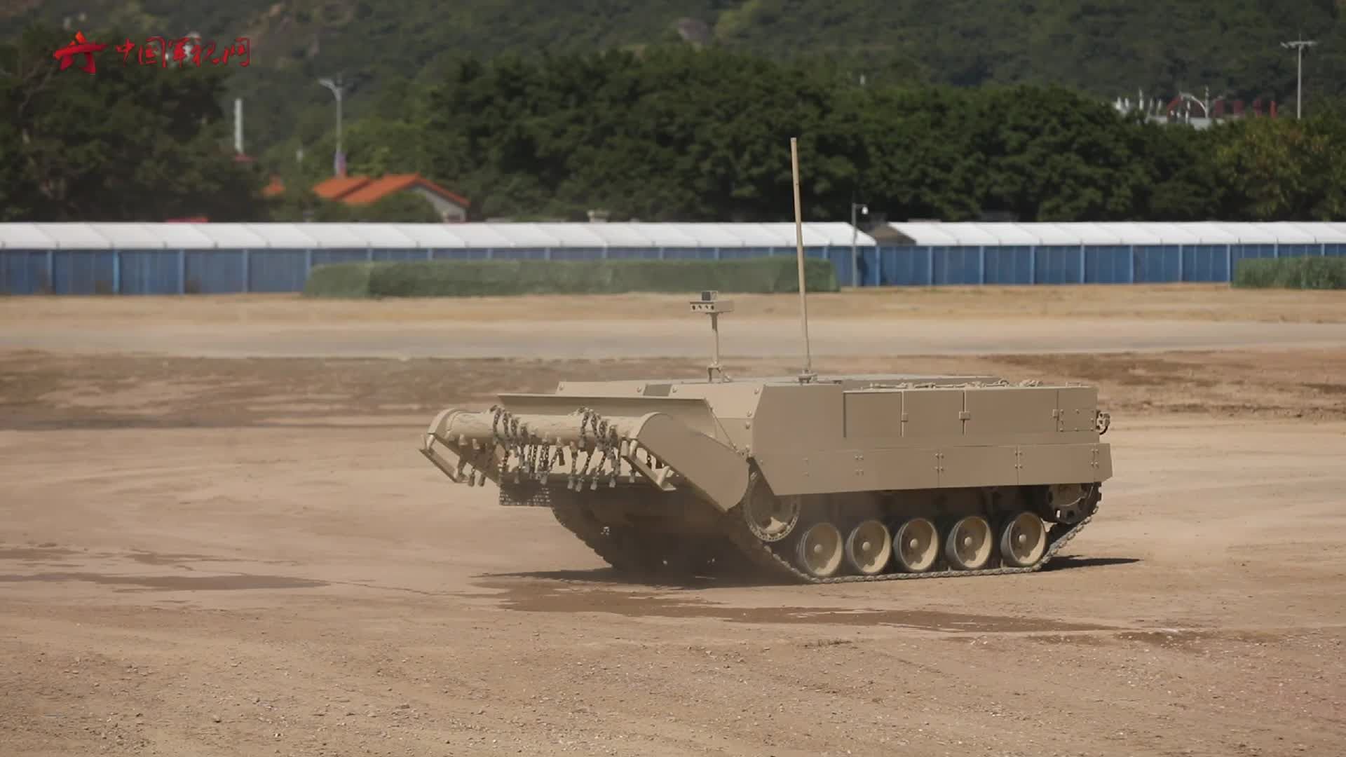 雷区克星来了？！看看如今国产无人扫雷车的高超技能有什么新突破_新浪新闻