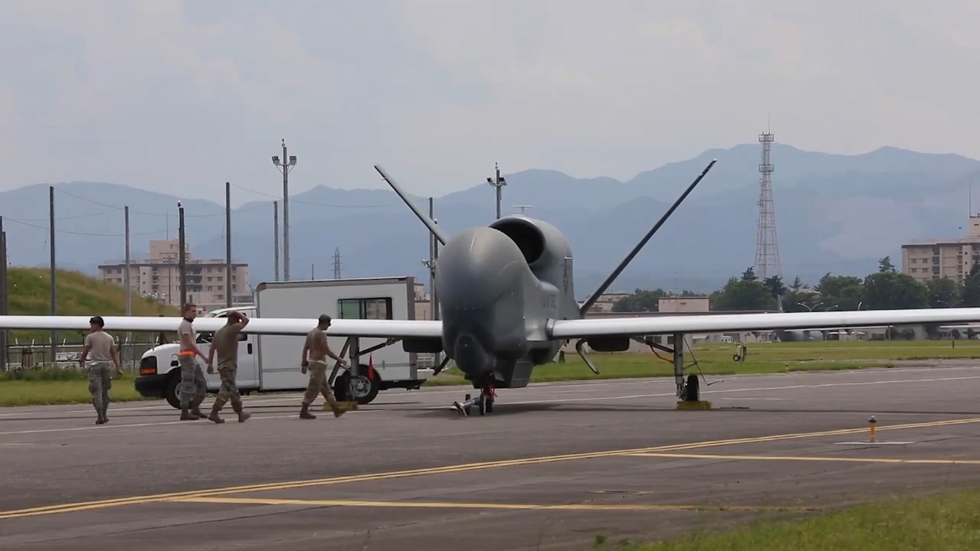 美国RQ-4A“全球鹰”无人机，降落基地进行牵引的镜头！_新浪新闻