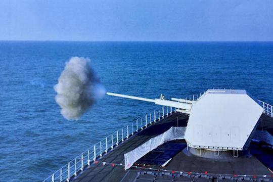 一门炮顶一个陆军重炮营！055型驱逐舰主炮有多猛？抬头还能防空|舰炮|主炮|驱逐舰_新浪新闻