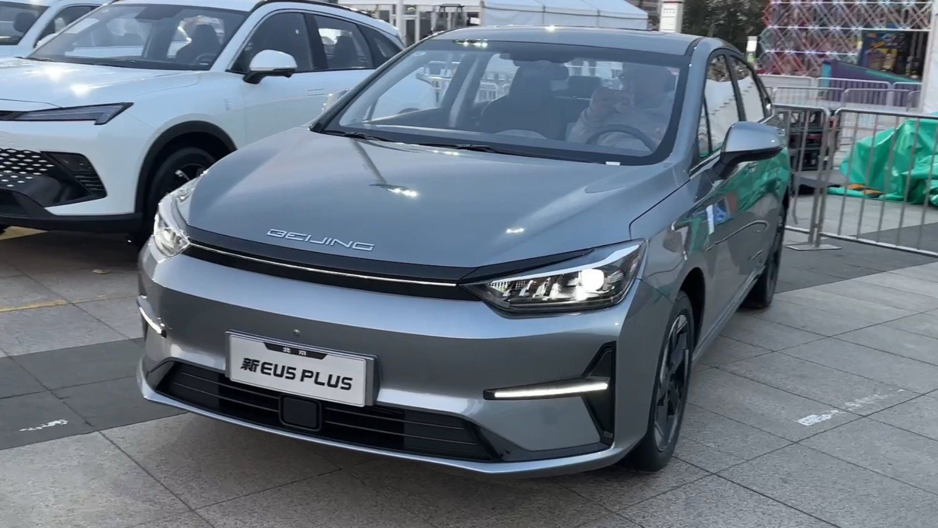 为何北京汽车全新EU5 PLUS 能够持续引领新能源市场|试驾评测|汽车视频|新能源_新浪新闻