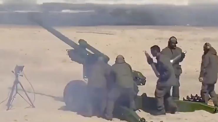 法国LG1-Mk3轻型榴弹炮实弹射击，威力杠杠的！_新浪新闻