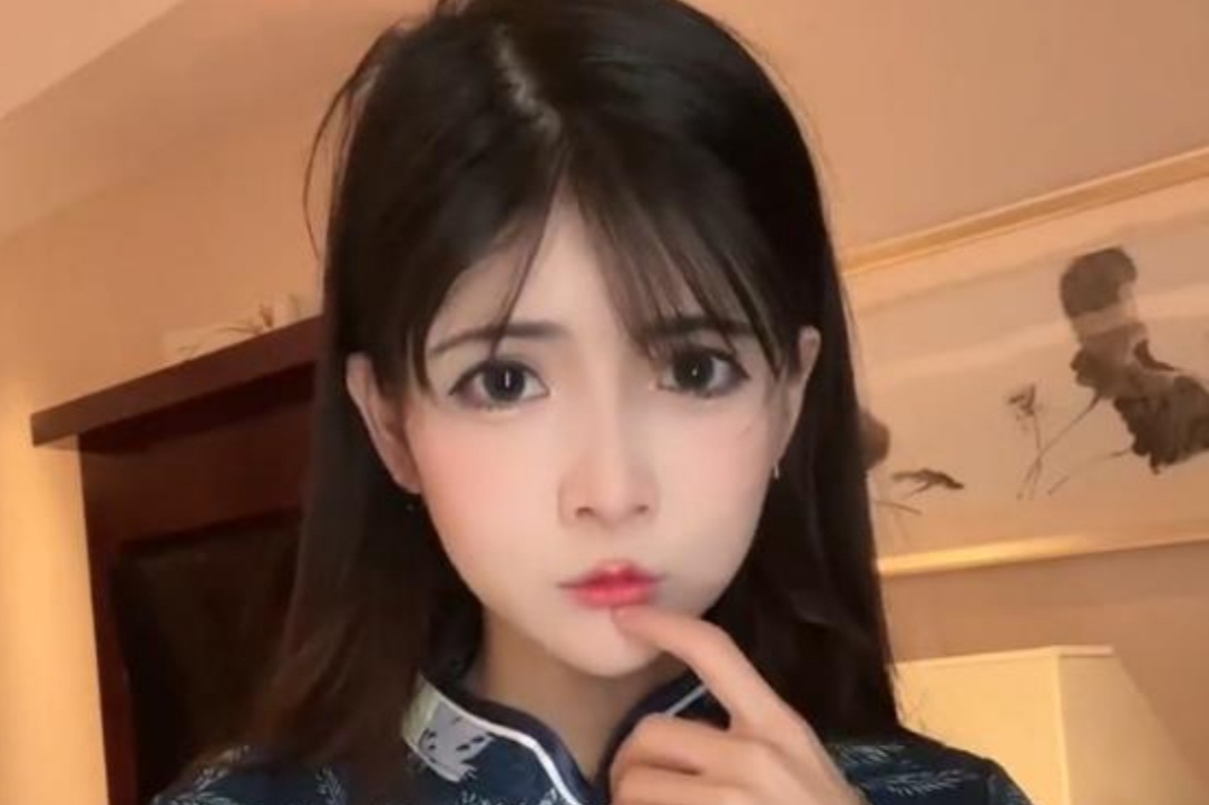 狗头萝莉在某站直播，粉丝破十万，轻松上百舰|狗头|萝莉|主播_新浪新闻