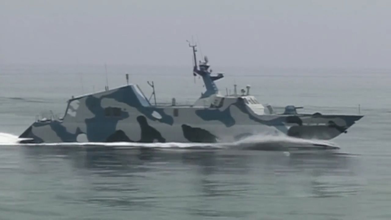 贴海飞驰、破风逐浪！直击22型导弹快艇海上实弹射击！_新浪新闻