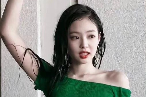 Jennie全新时尚大片曝光，造型越发大胆，最近的穿搭越来越欧美|女团|香奈儿|欧美_新浪新闻