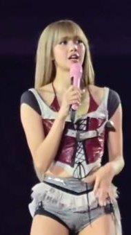 Lisa演出服再引热议，短到露半个臀部！_新浪新闻