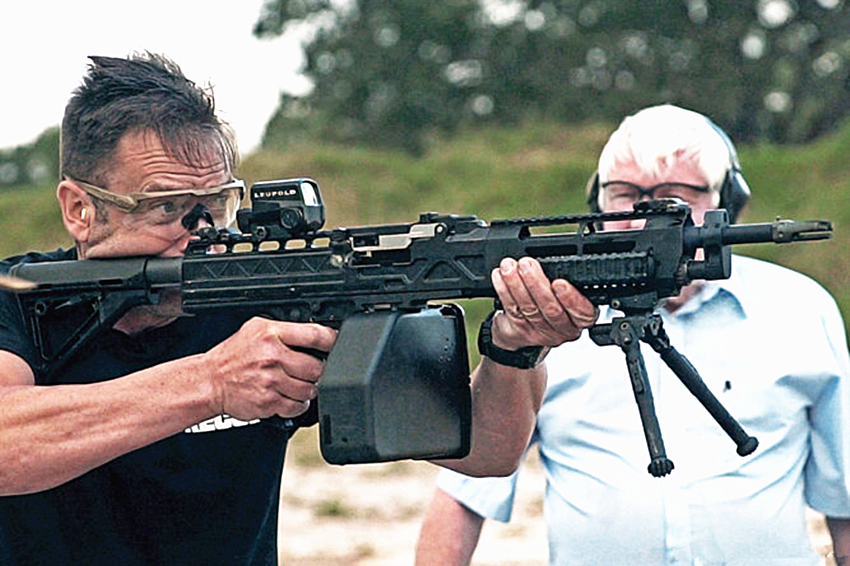 军事丨斯通纳KAC系列轻机枪，从此单手射击不再是梦|轻机枪|奈特|射击_新浪新闻