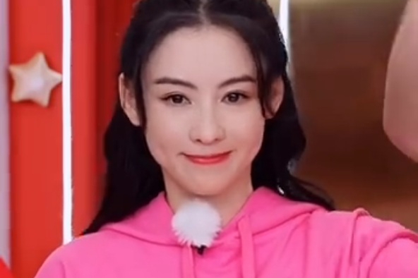 张柏芝直播状态好，玫红色配浓颜，同时挤进100多万人围观|张柏芝|玫红色|围观_新浪新闻