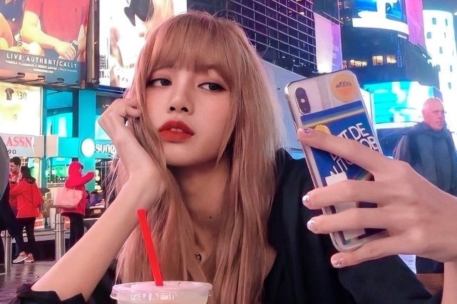 Lisa回国生图曝光，没参加任何活动，还提前结束了solo打歌|活动|法国|专辑_新浪新闻