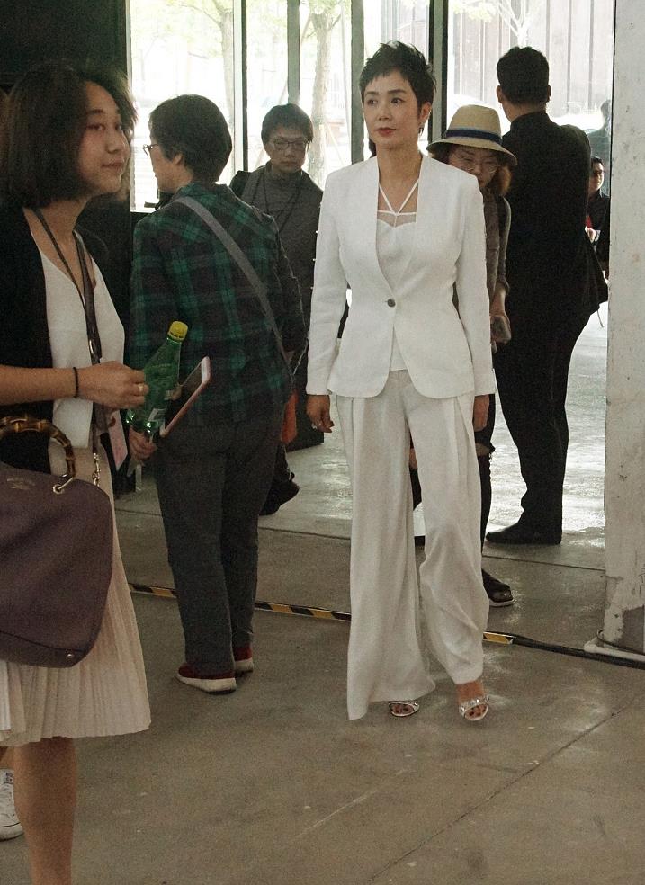 蒋雯丽刺猬碎发真飒，挂脖抹胸配西装，裤裙飞扬走出A姐的步伐__财经头条